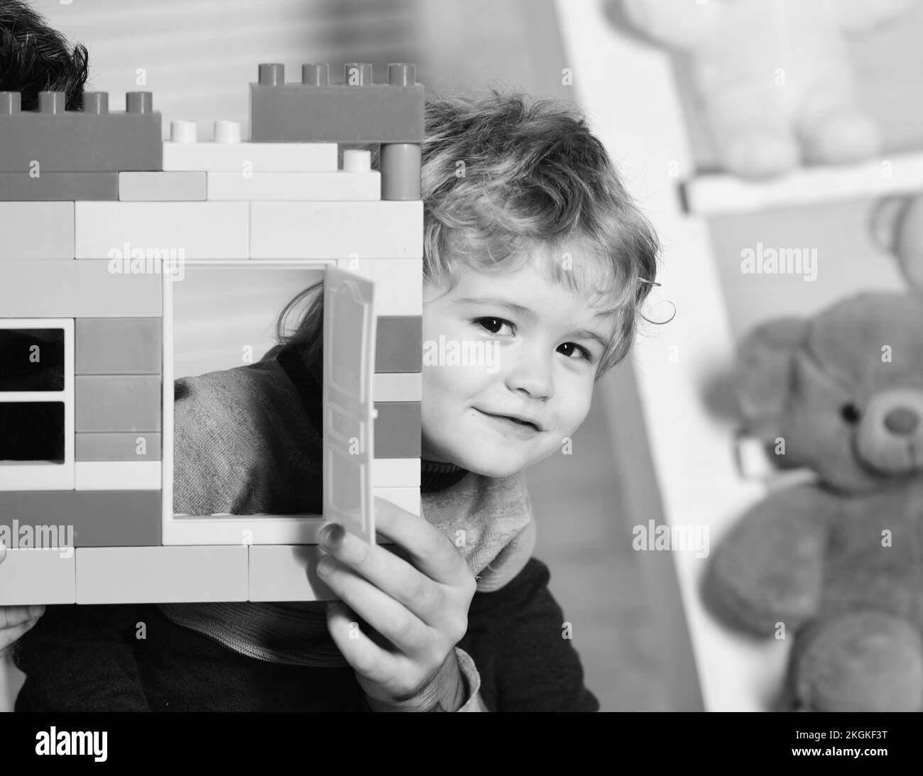 Papa joue avec son fils sur la fenêtre Banque de photographies et d ...