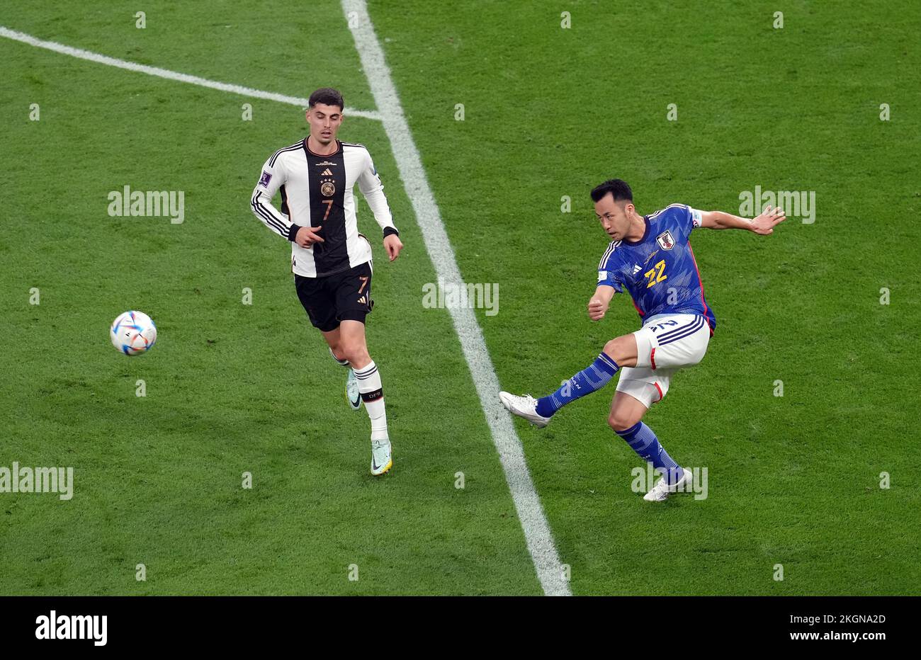 Maya Yoshida du Japon libère le ballon sous la pression de Kai Havertz ...