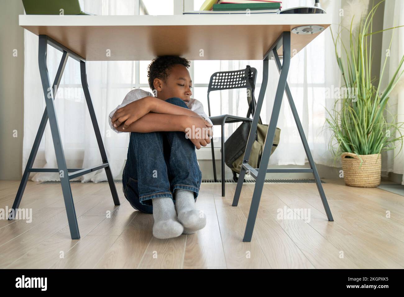 Stressed boy Banque de photographies et d’images à haute résolution - Alamy