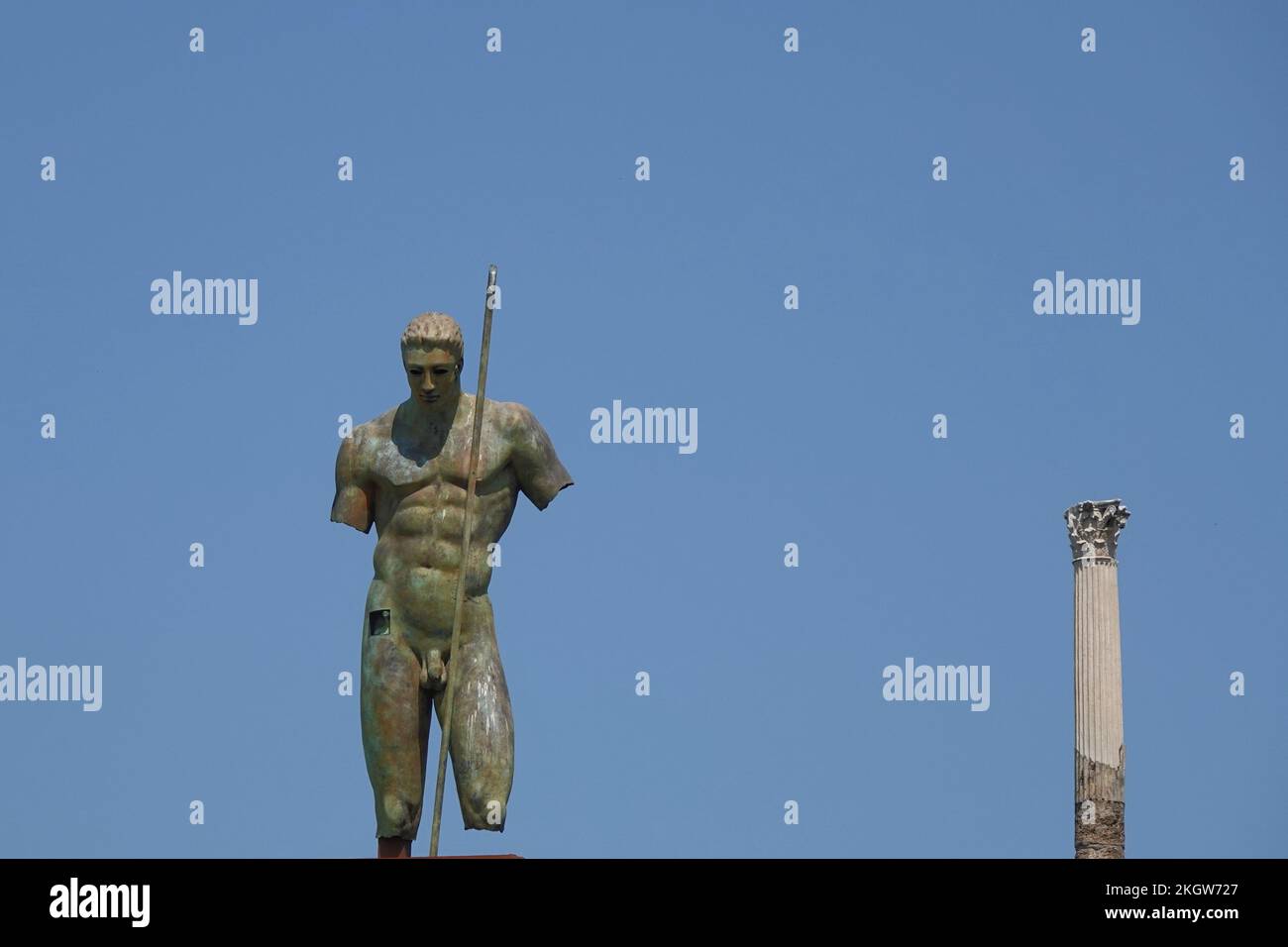 Statue de Daedalus d'Igor Mitoraj surplombant le site archéologique des ...