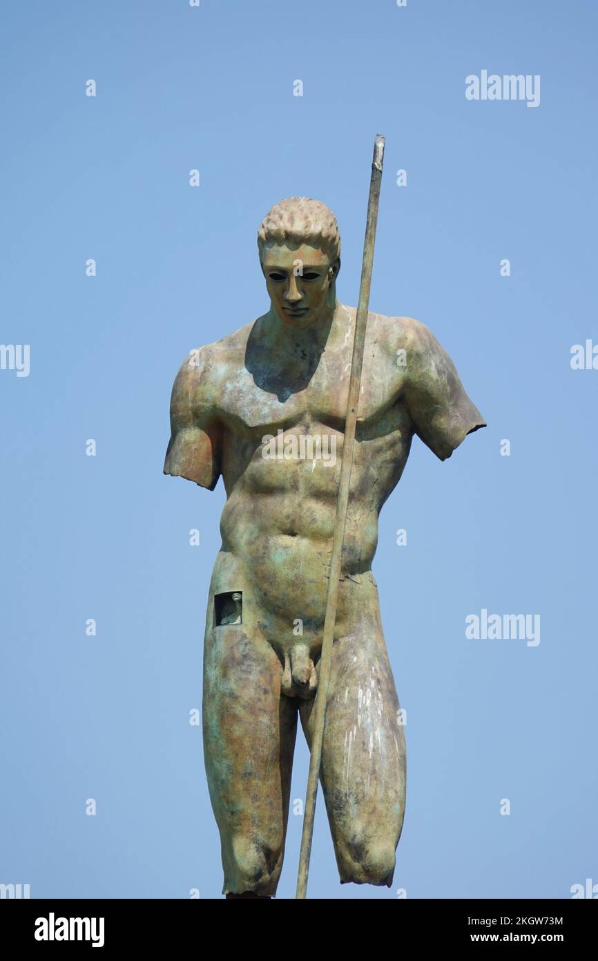 Statue de Daedalus d'Igor Mitoraj surplombant le site archéologique des ...