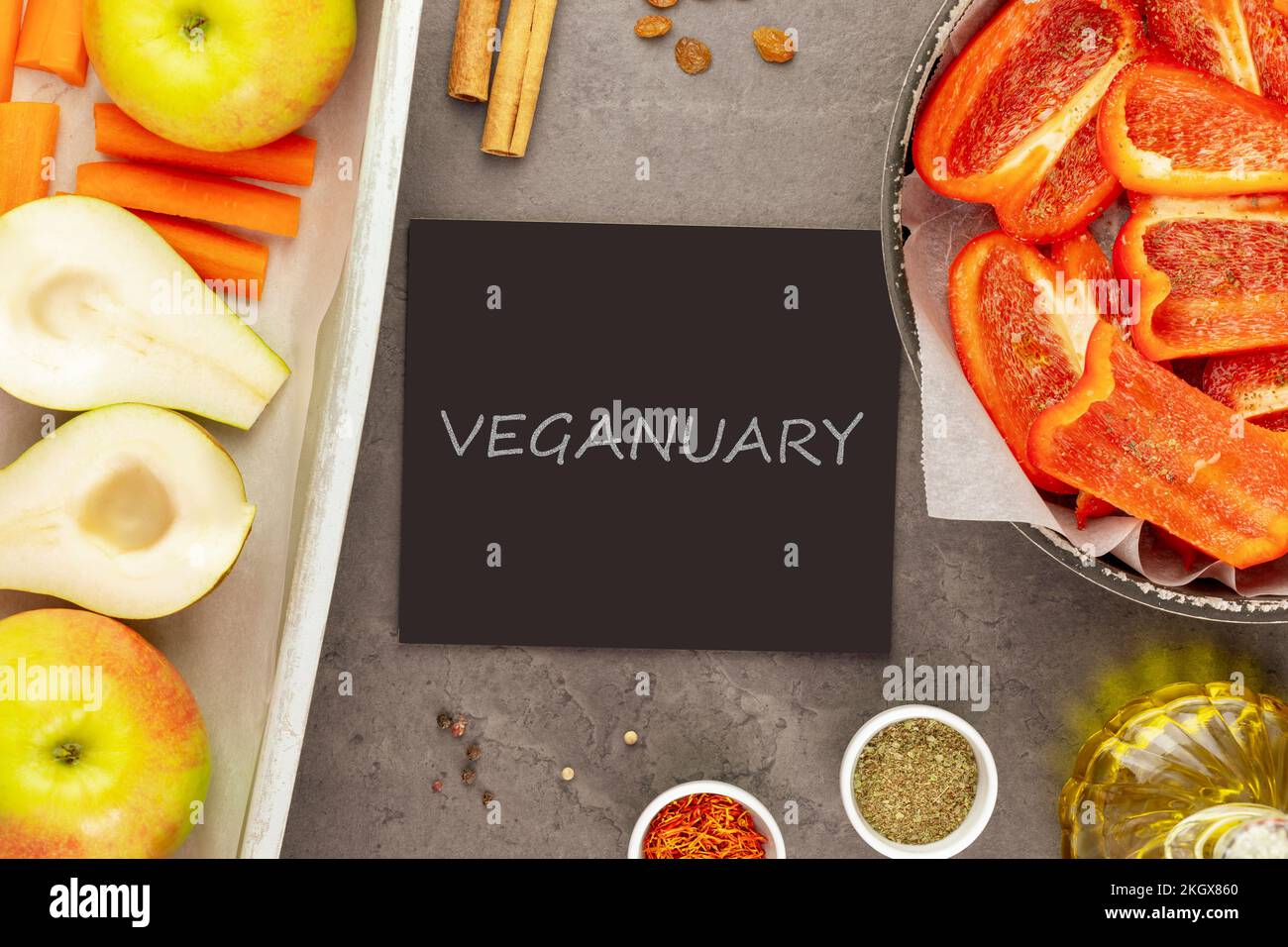Végétarienne. Tableau noir avec inscription Veganireary avec légumes et ...