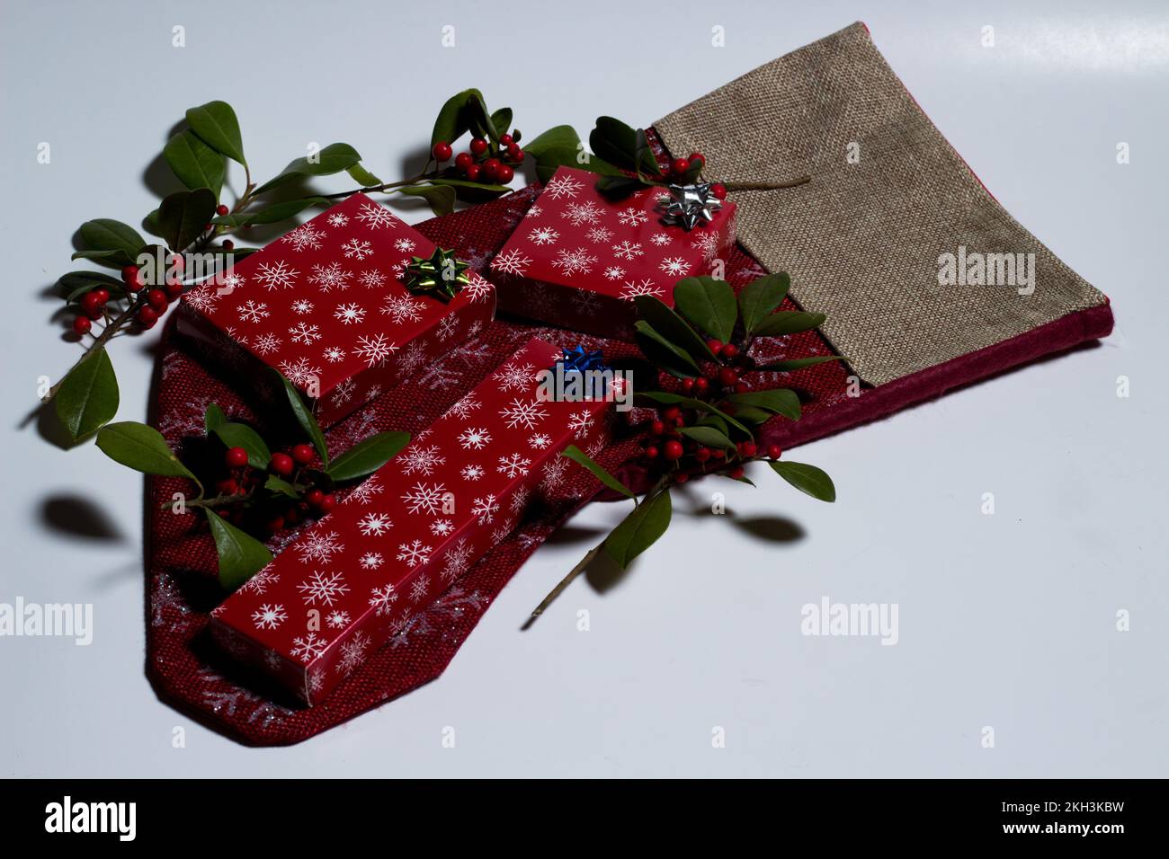 Chaussette de noël avec des cadeaux Banque de photographies et d’images ...