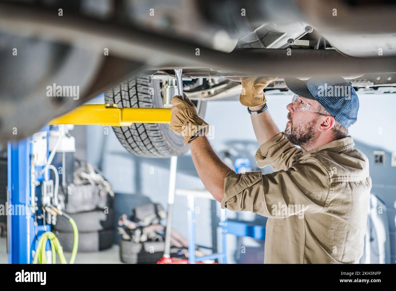Réparation d'un train de roulement endommagé par un mécanicien ...