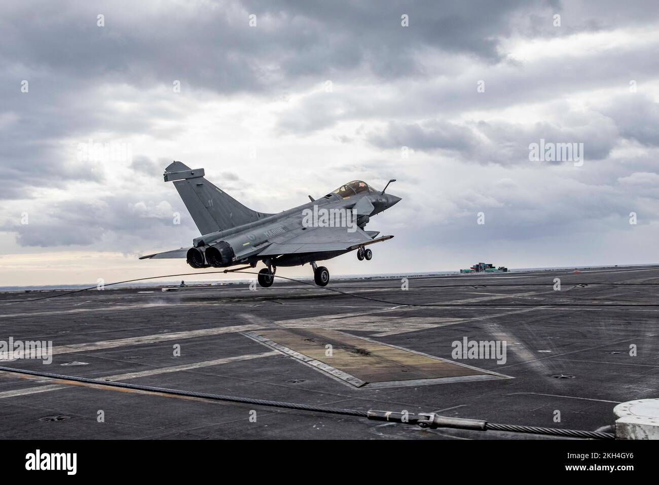 221123-N-MW880-1356 MER IONIENNE (23 novembre 2022) Un avion de chasse ...