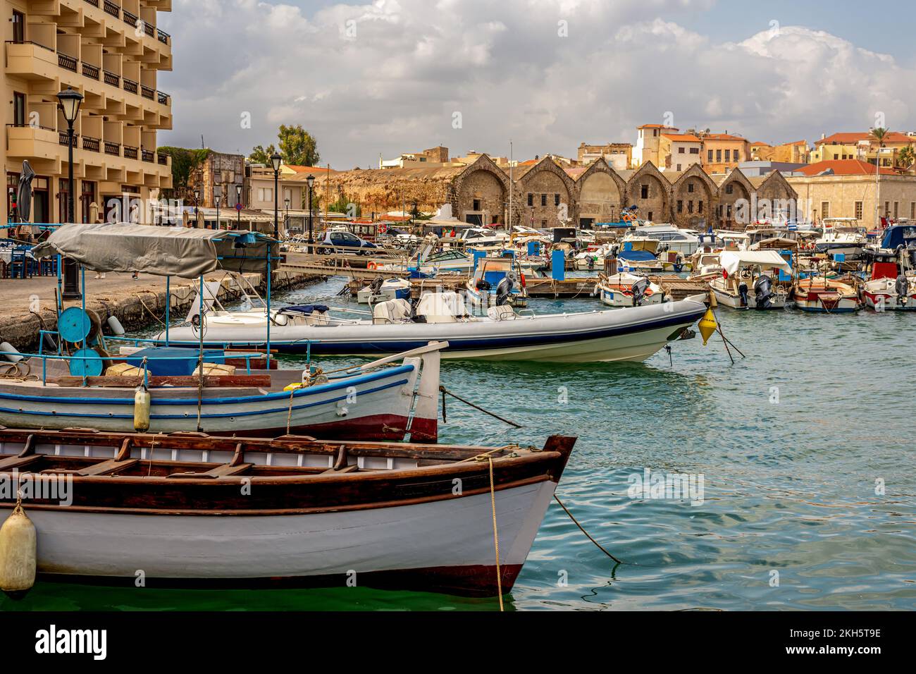 Chania avec son vieux port et le célèbre phare, Crète, Grèce Photo ...