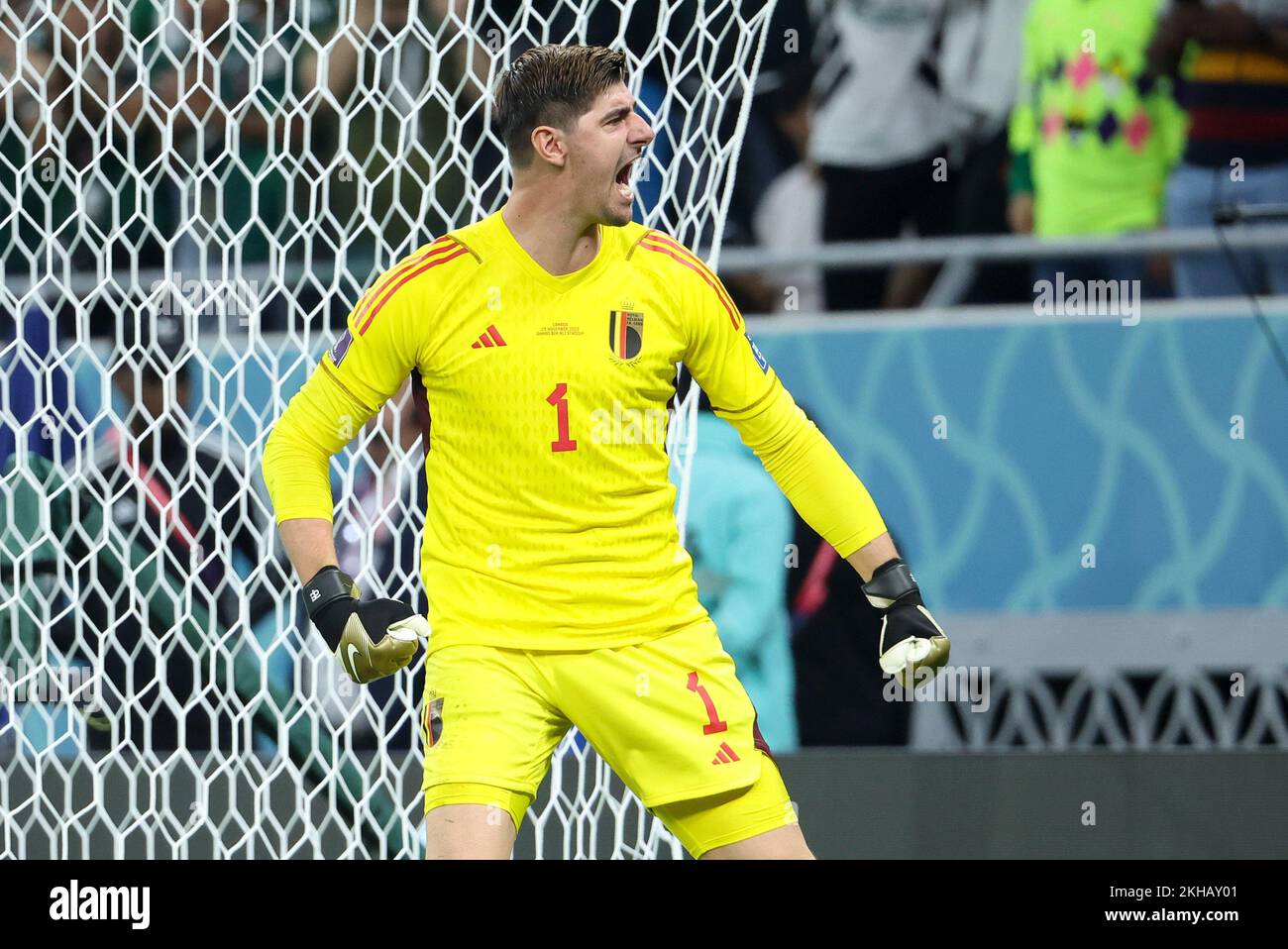 Le gardien de but belge Thibaut Courtois célèbre après avoir bloqué le coup de pénalité d ...