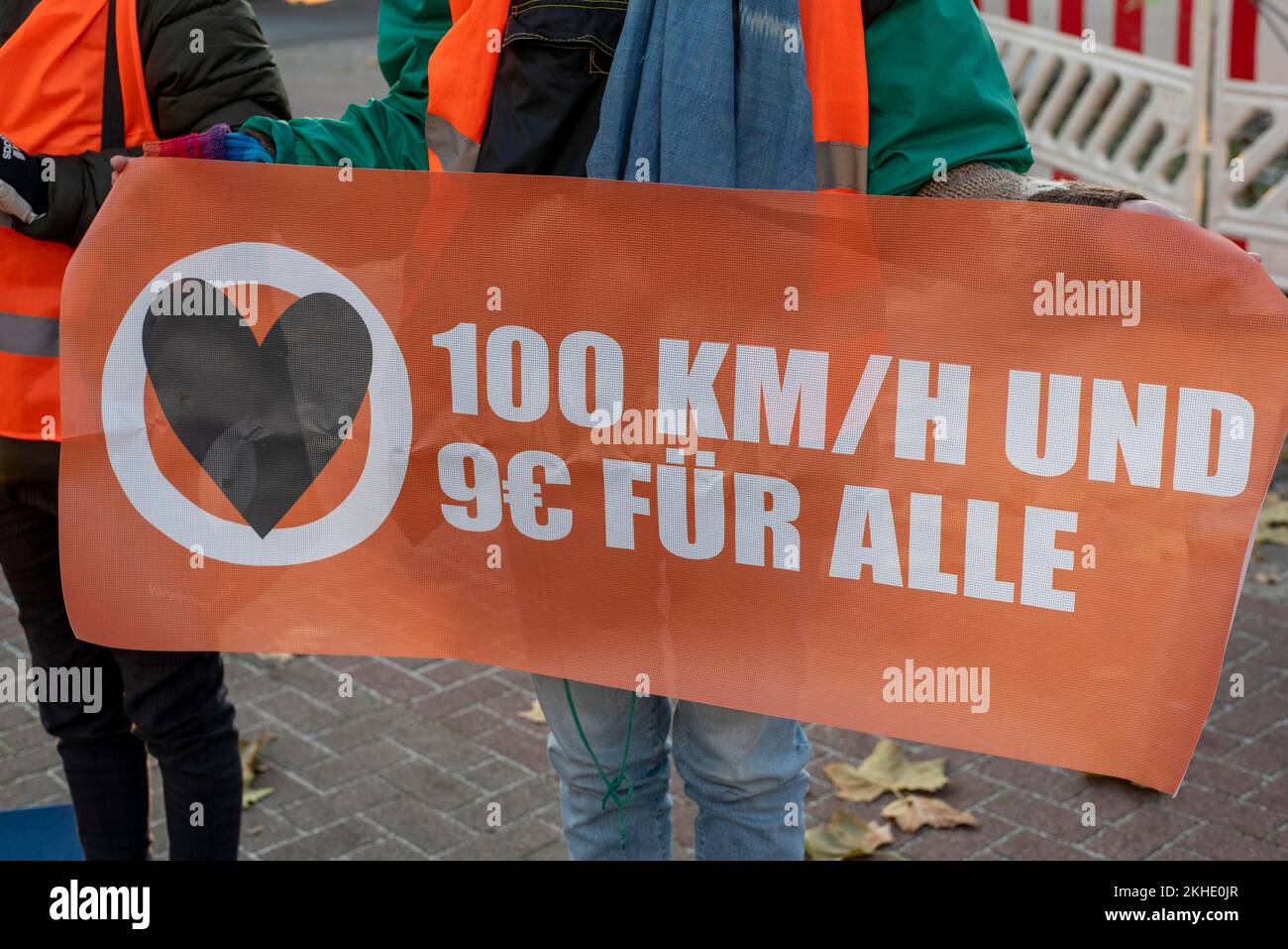 Activiste climatique du groupe Letzte Generation détient une affiche ...