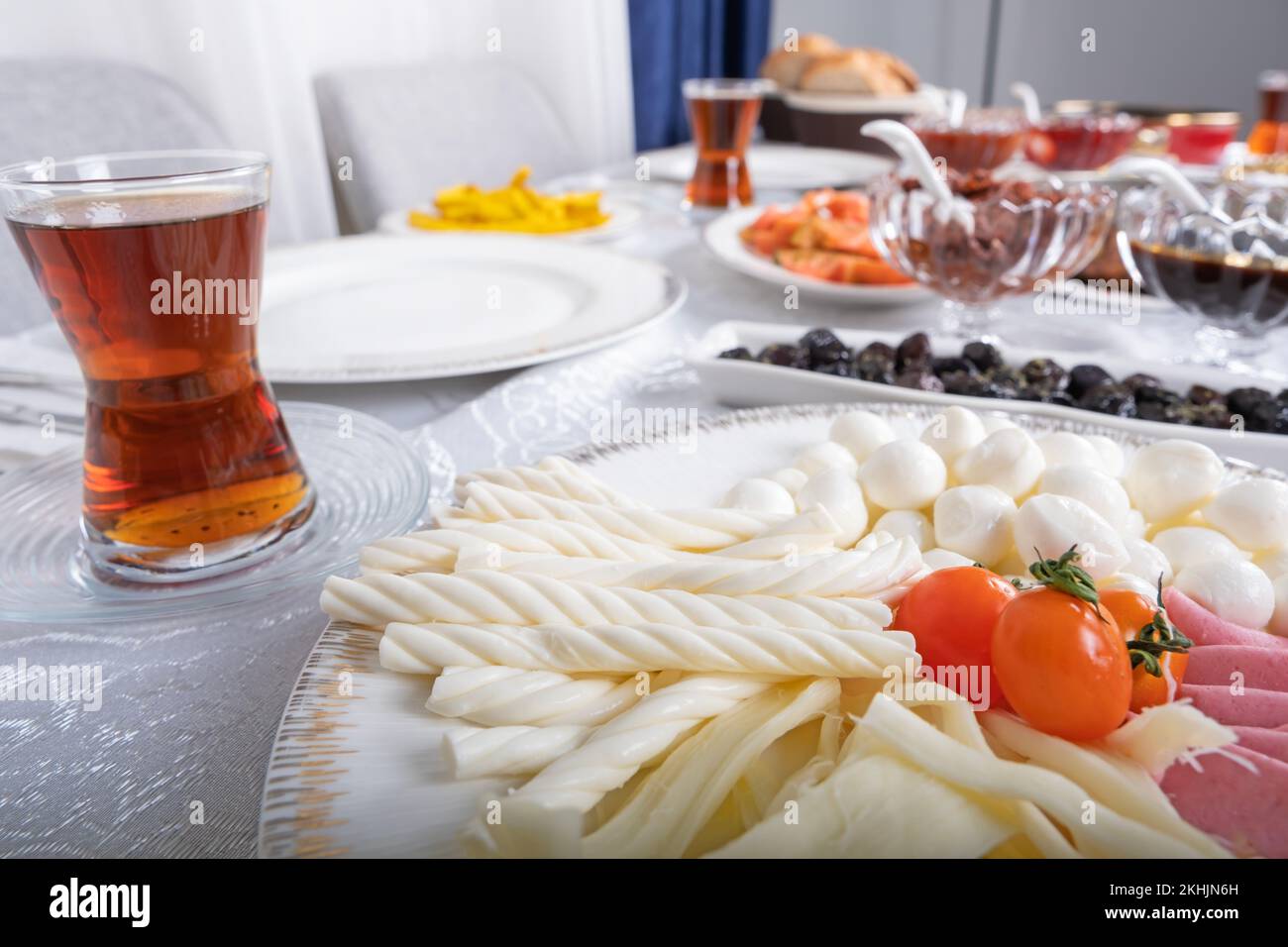 Table de petit déjeuner, assiette de fromages à la table de petit ...