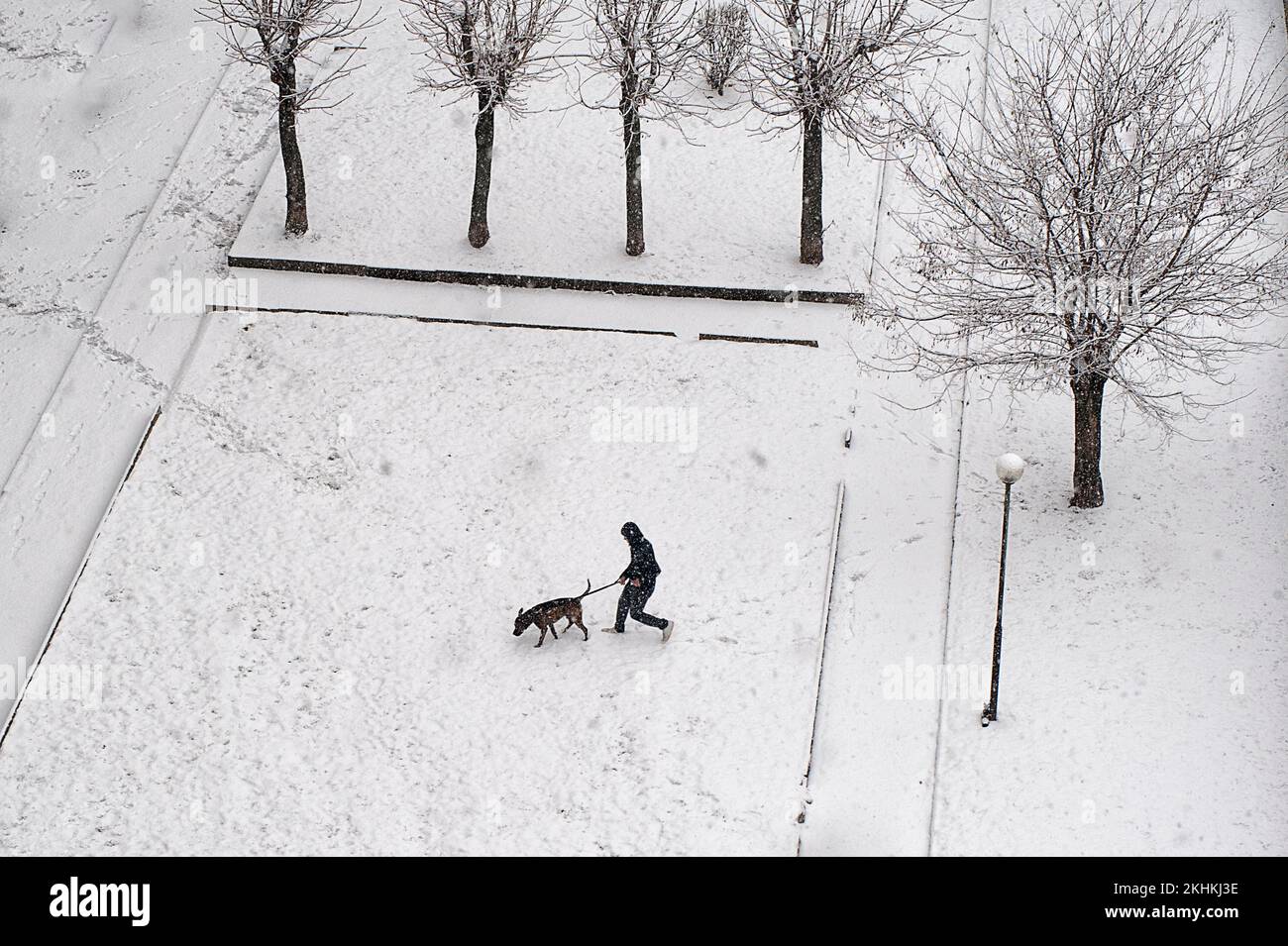 Hiver. Neige. Les passants dans le froid et le gel pendant une forte ...