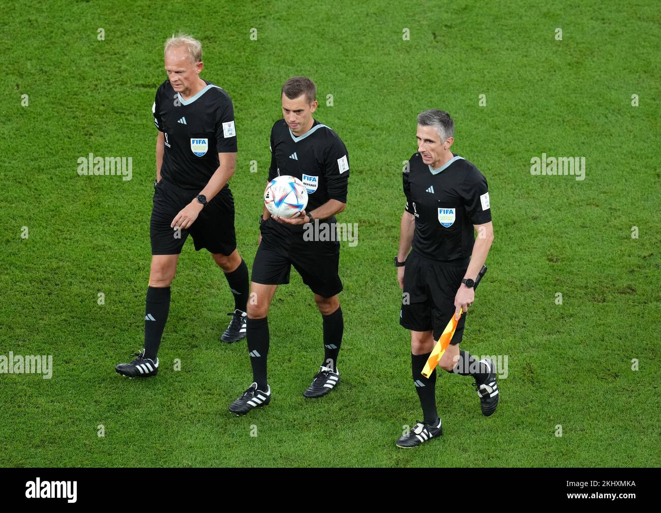 L'arbitre Clement Turpin (au centre) lors du match de la coupe du monde ...