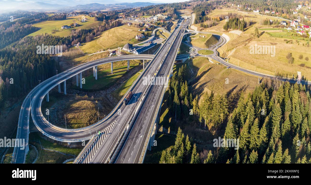 Voiture dans le tunnel de l'autoroute Banque de photographies et d’images à haute résolution - Alamy