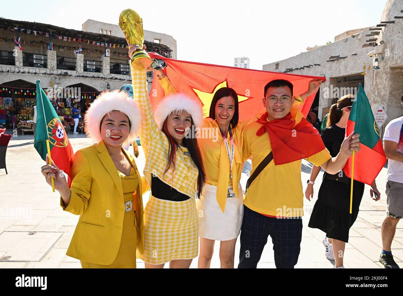 Les gens ont le drapeau vietnamien lors de la coupe du monde de la Fifa ...