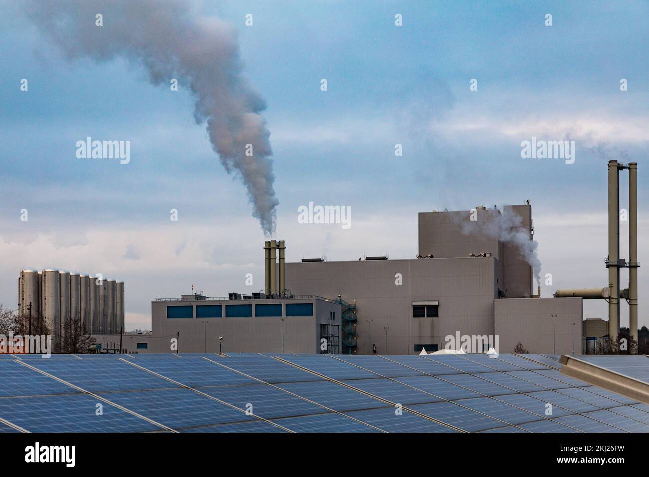 24 novembre 2022, Brandebourg, Cottbus: Derrière les modules d'un ...