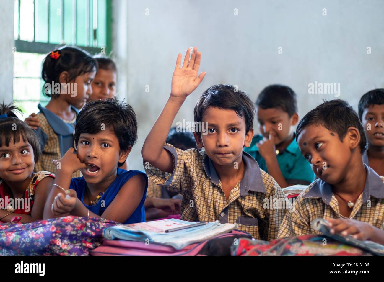 Lever la main en classe enfant Banque de photographies et d’images à haute résolution - Alamy