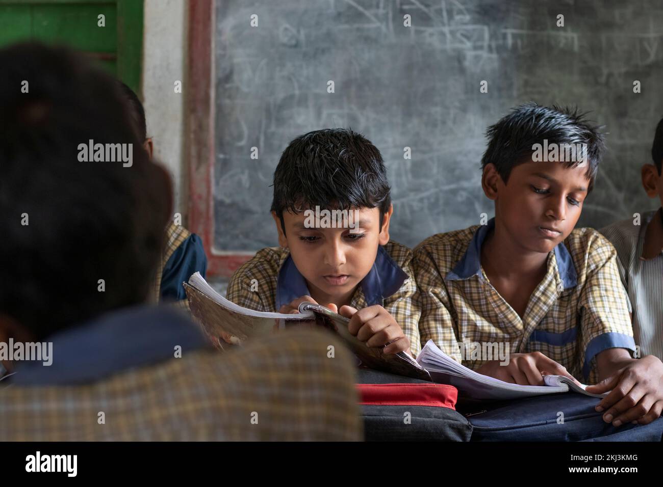 Lever la main en classe enfant Banque de photographies et d’images à haute résolution - Alamy