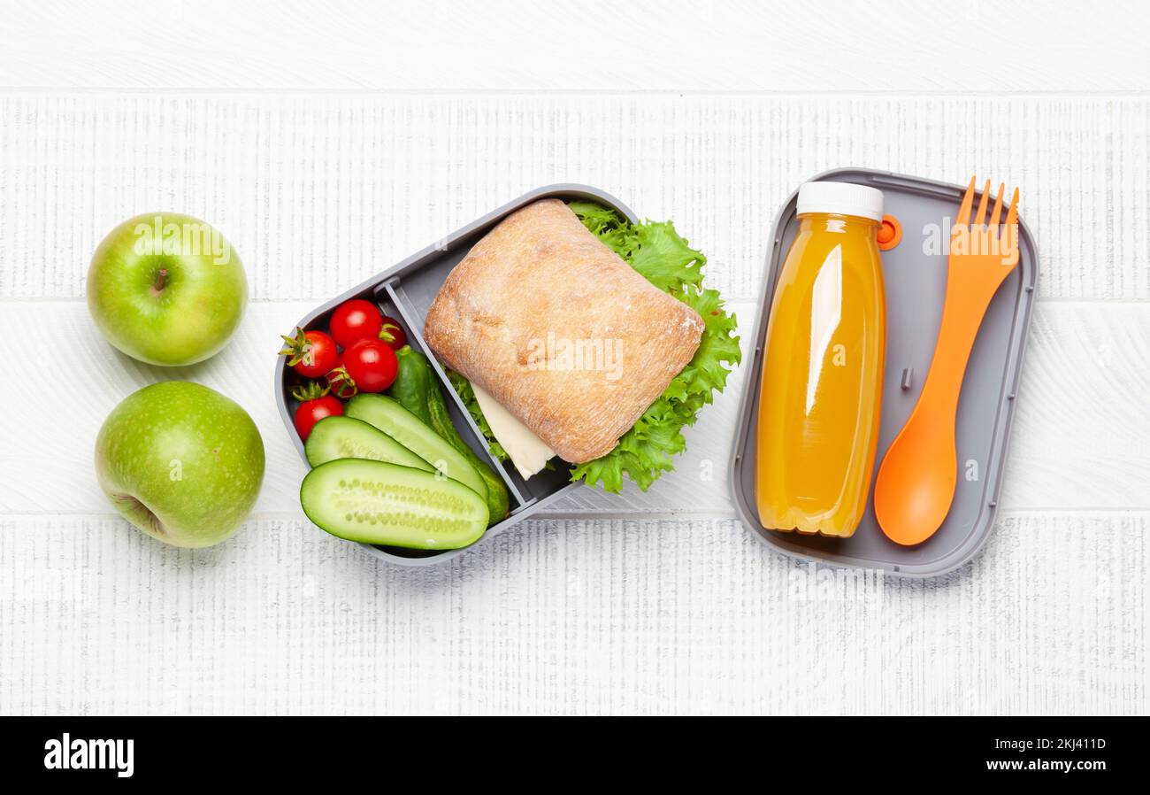 Panier repas avec sandwich, légumes et jus. Repas à l'école ou au ...