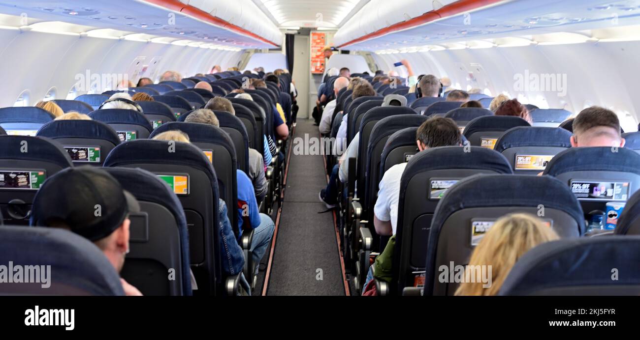 Cabine intérieure d'un avion de ligne commercial avec les passagers à l ...