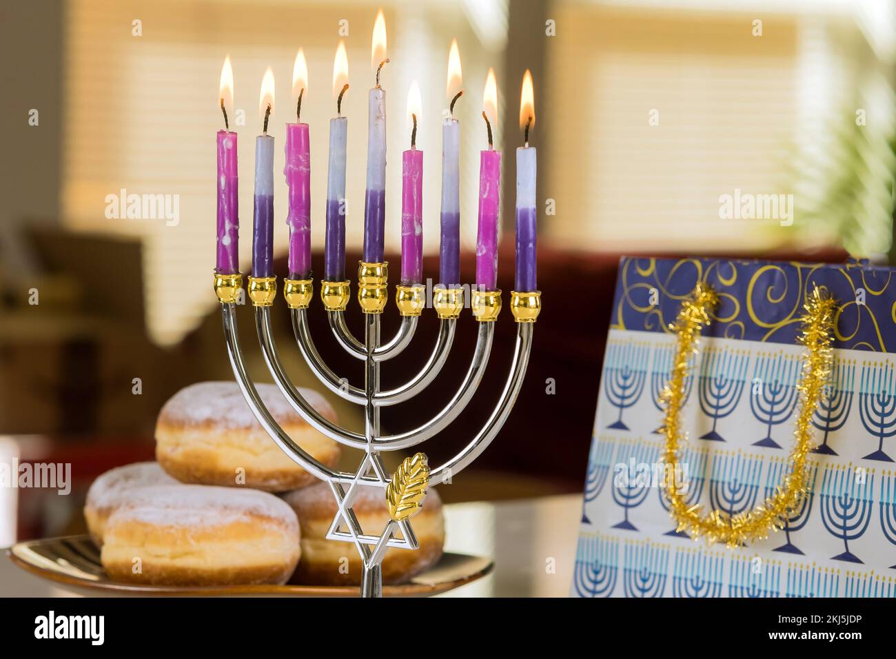 Pendant les célébrations de Hanukkah, les Juifs célèbrent le Judaïsme ...