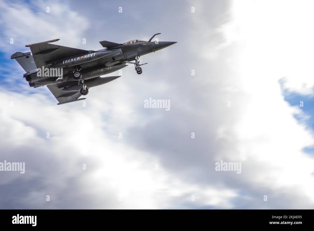 221123-N-IX644-2005 MER IONIENNE (23 novembre 2022) Un avion de chasse ...