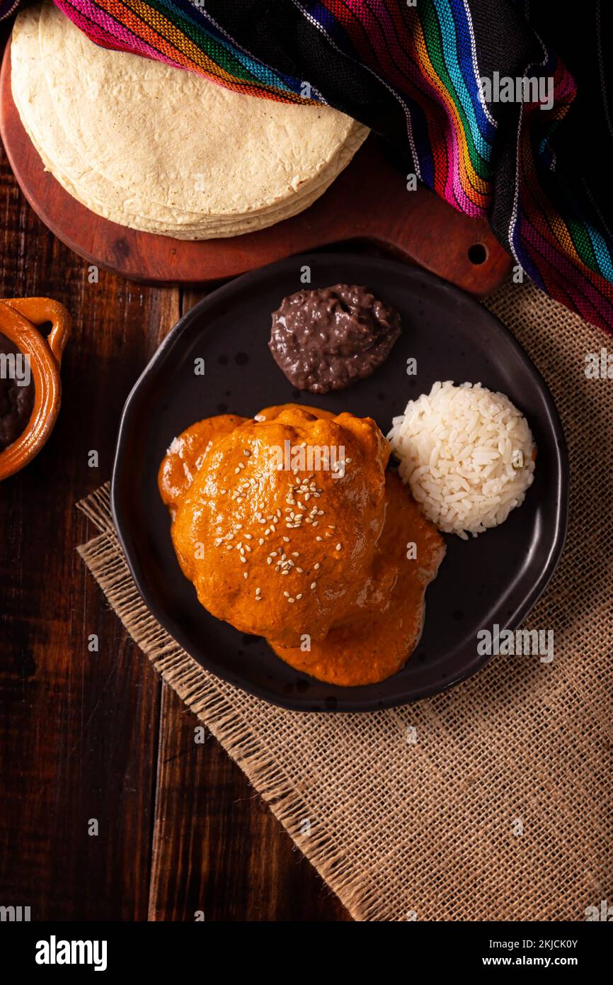 Encacahuatado. Mole mexicaine à base d'arachides, de piments séchés, de ...
