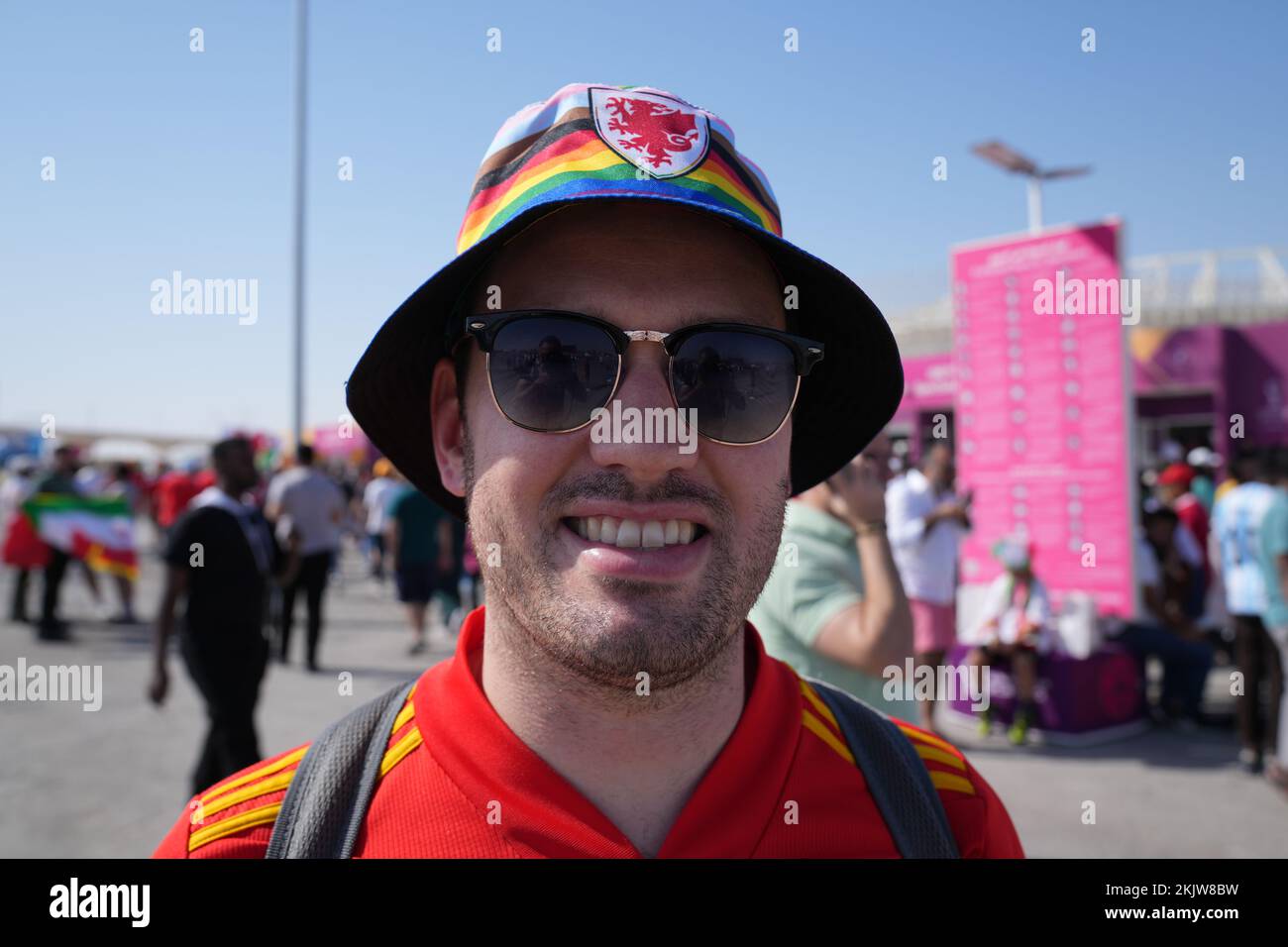 Un fan gallois pose pour une photo au stade international de Khalifa à ...