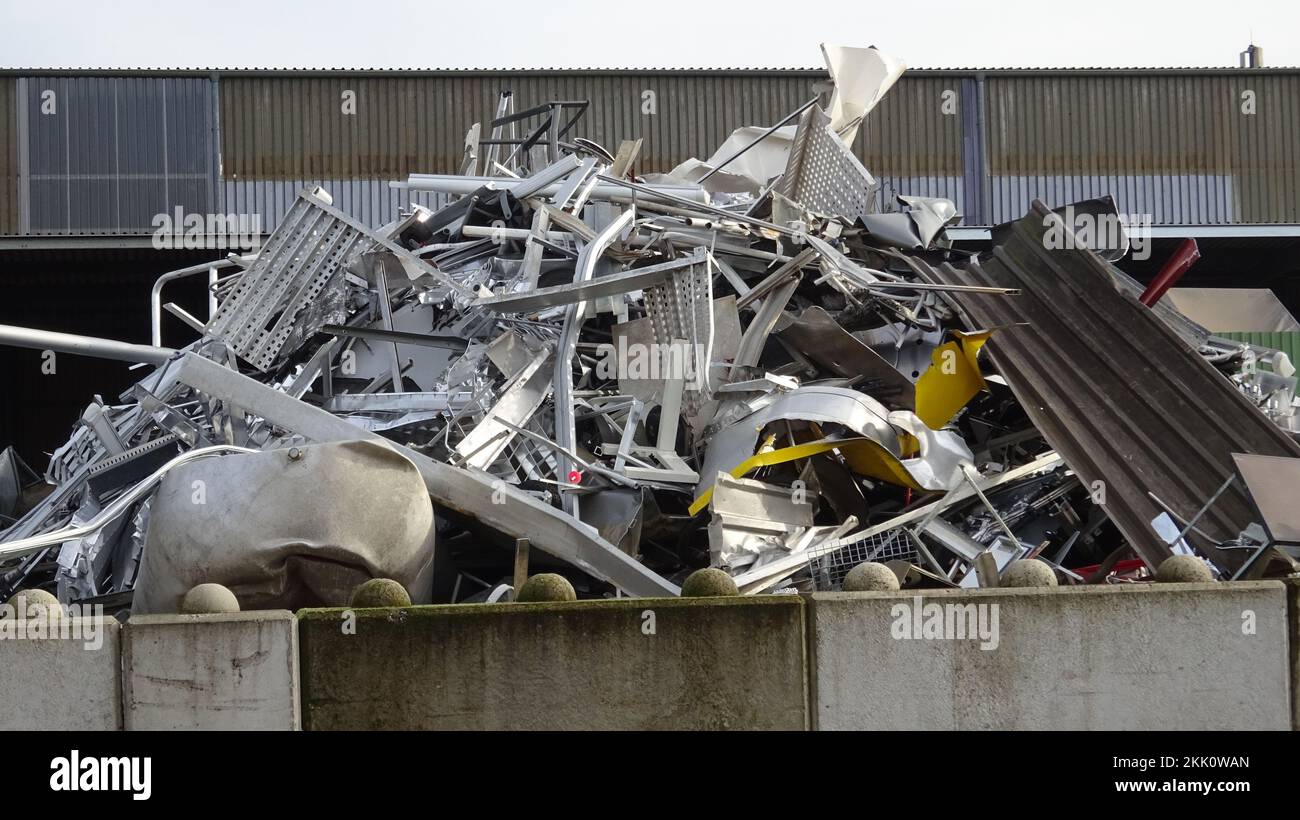 Chantier de ferraille avec vieux fer et tôle provenant de voitures, d ...