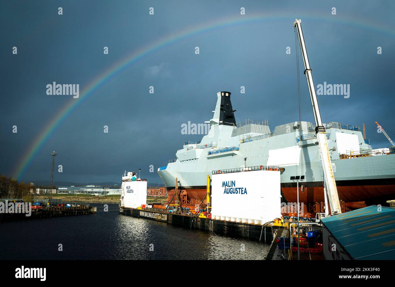 Le HMS Glasgow est manoeuvré sur une barge au chantier naval BAE Govan ...