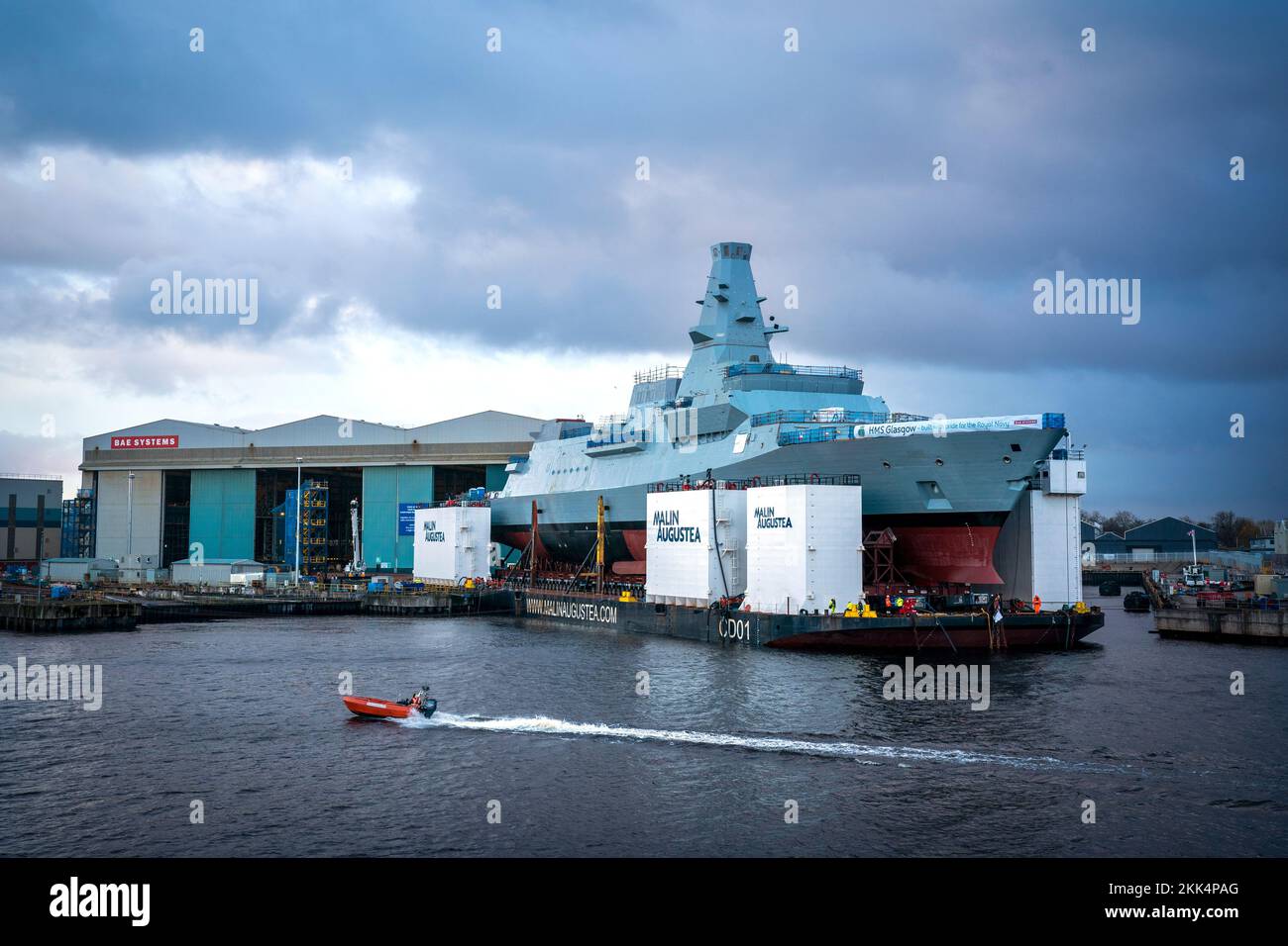 Le HMS Glasgow est manoeuvré sur une barge au chantier naval BAE Govan ...