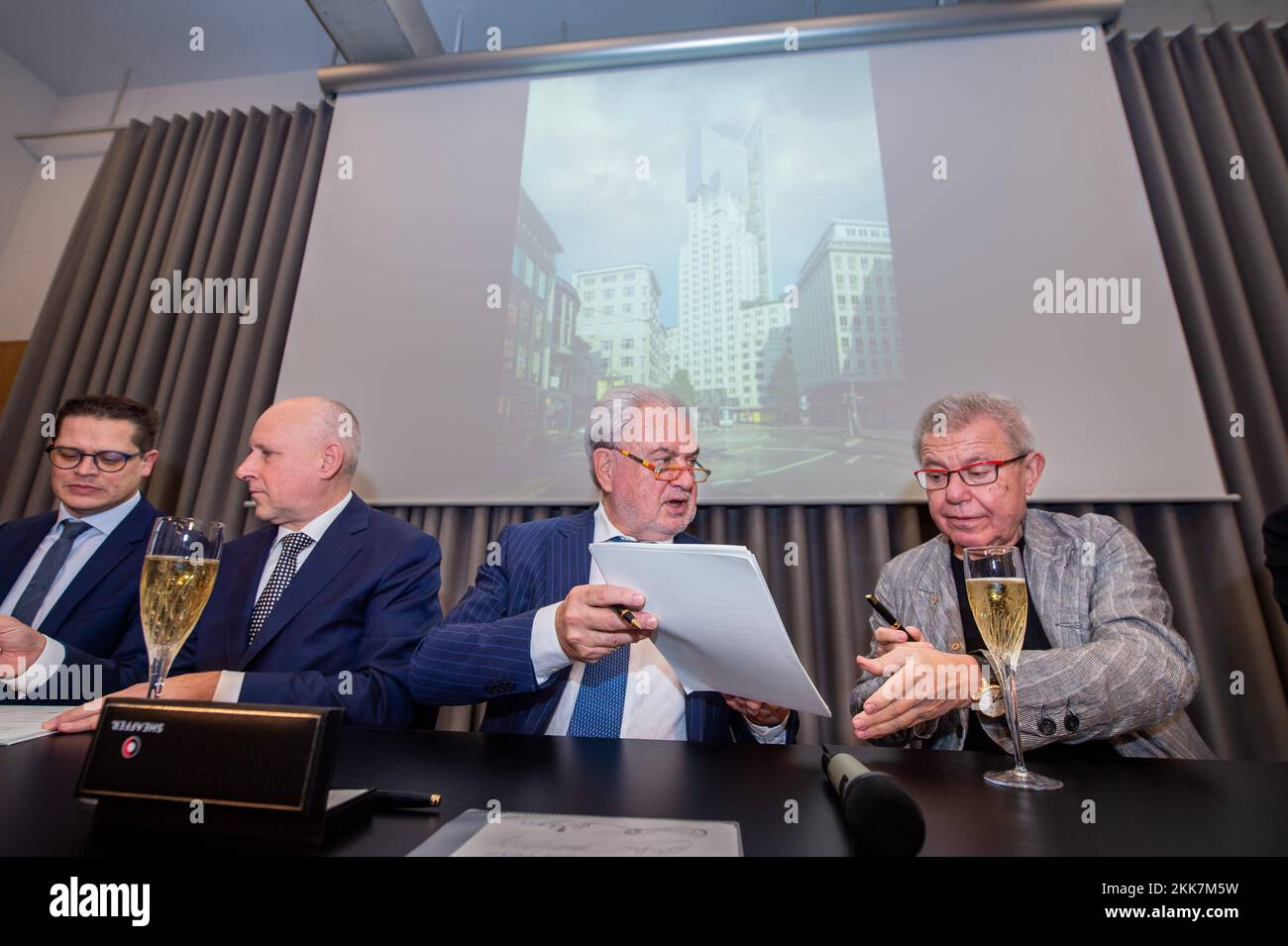 L'architecte Daniel Libeskind (R) et le PDG de Katoen Natie Fernand ...