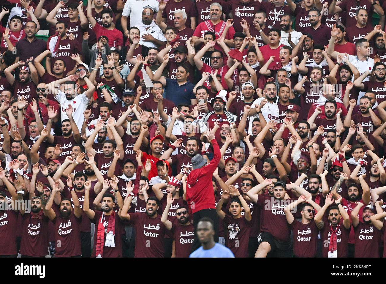 Les fans de Qatari assistent au match Qatar contre Sénégal de la coupe du monde de la Fifa Qatar ...