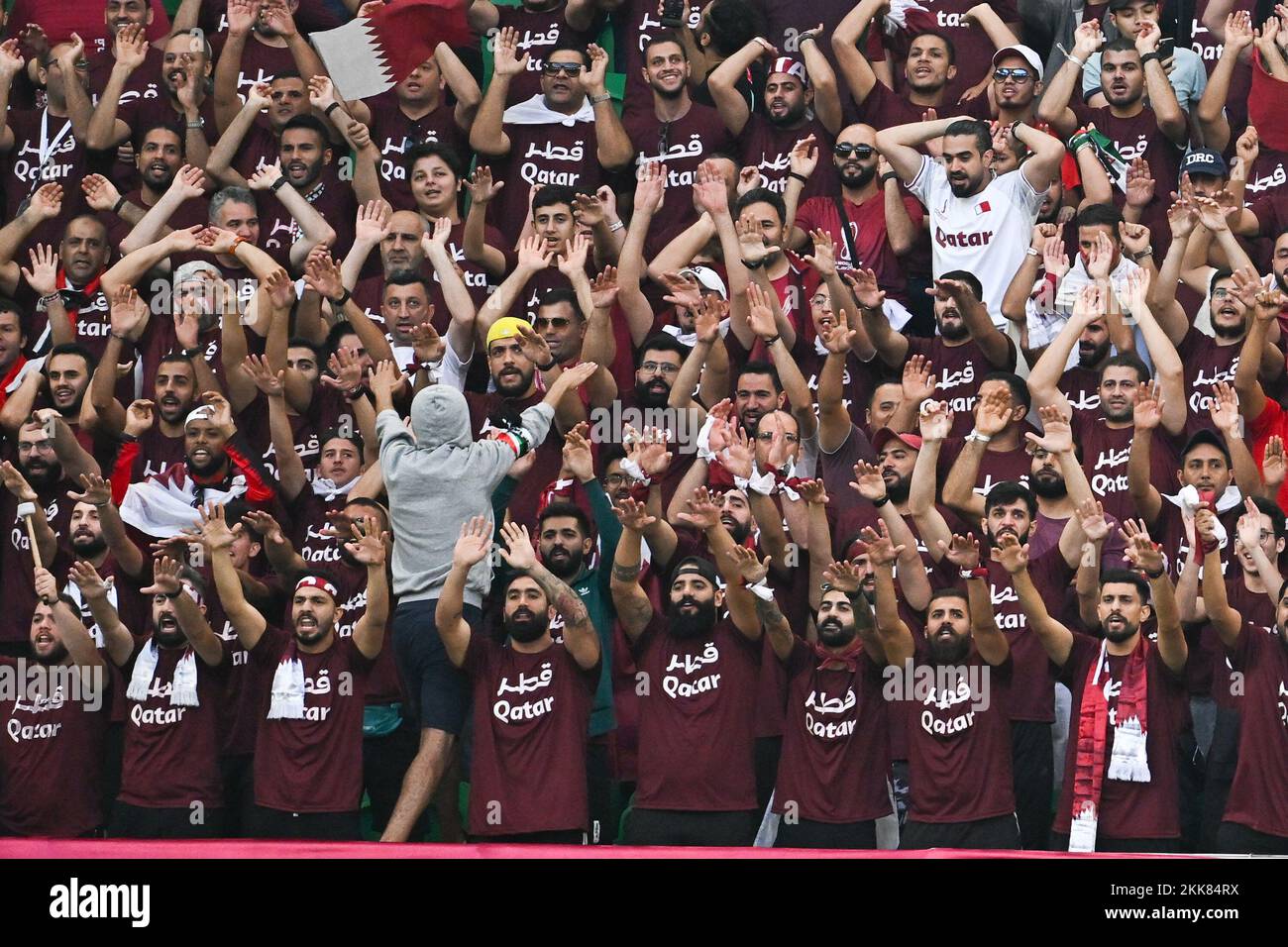 Les fans de Qatari assistent au match Qatar contre Sénégal de la coupe du monde de la Fifa Qatar ...