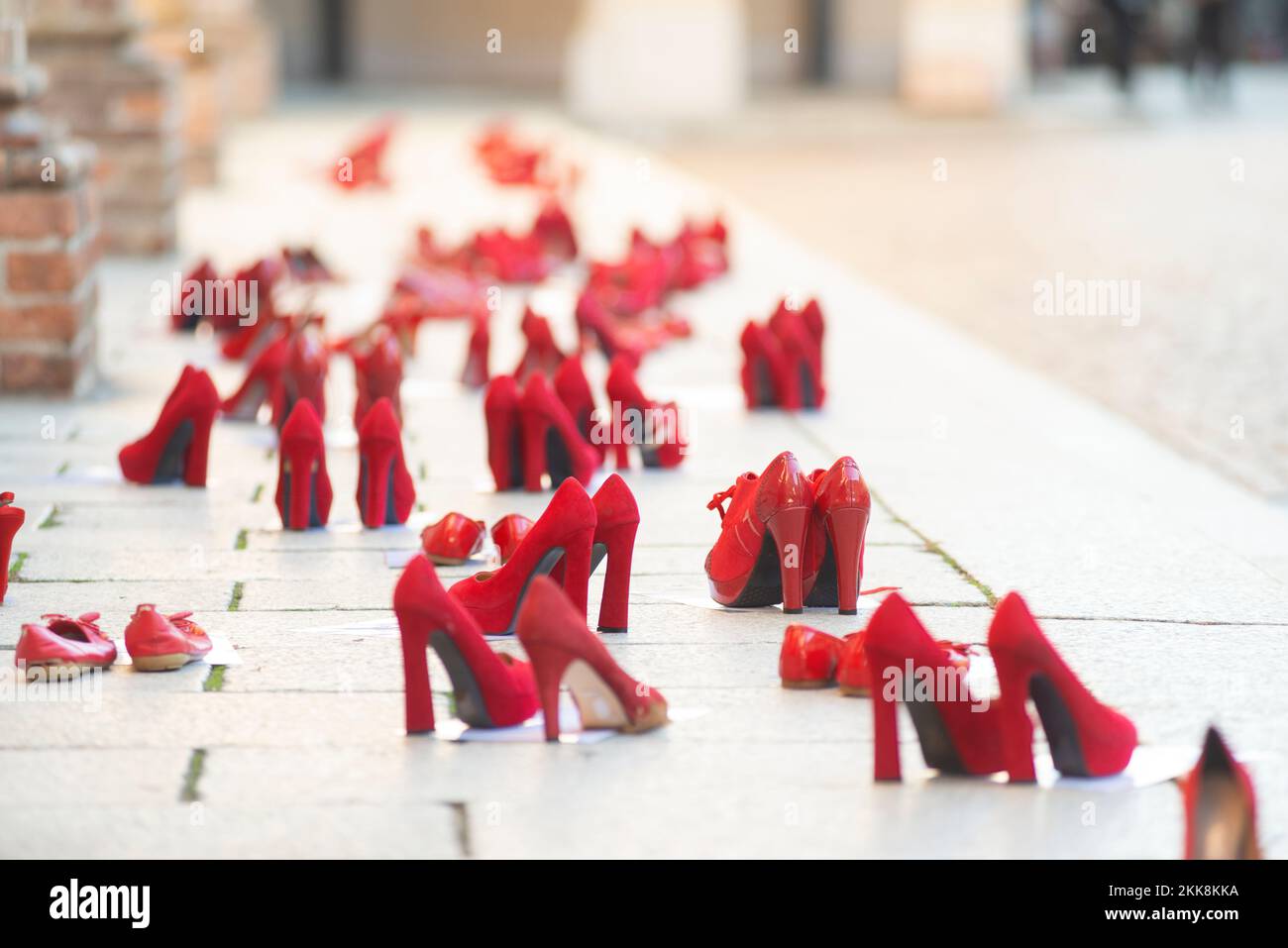 L'Italie, Lombardie, chaussures rouges le long de la rue symbolisé la ...