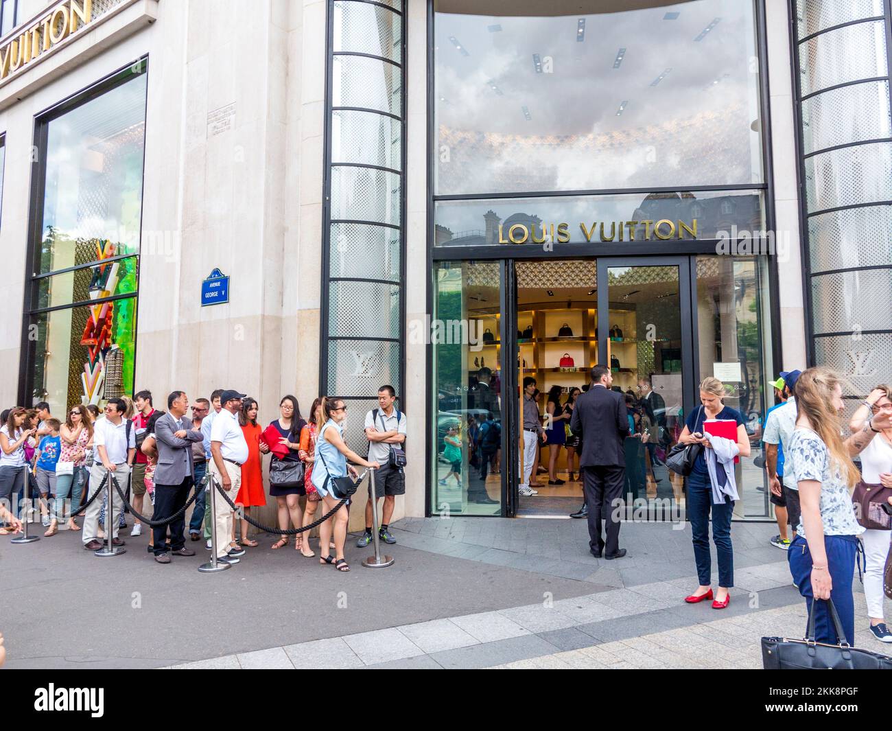 Paris, France - 12 juin 2015 : personnes marchant et visitant la ...