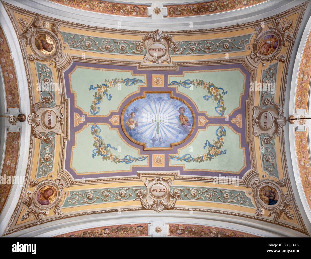 IVREA, ITALIE - 15 JUILLET 2022 : le plafond de la fresque de Croix ...