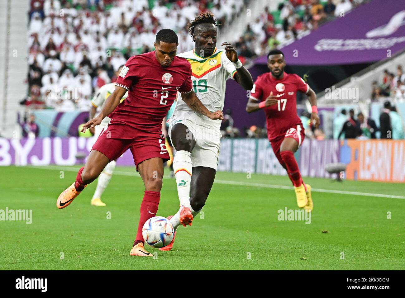 Pedro Miguel du Qatar et Famara Diedhiou du Sénégal pendant le Qatar ...