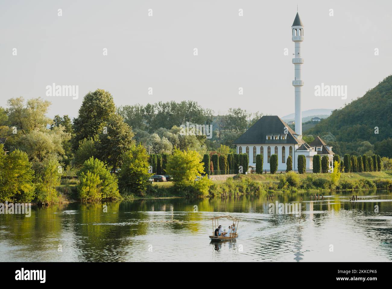 Une belle photo de personnes sur un bateau en bois dans un lac près de ...