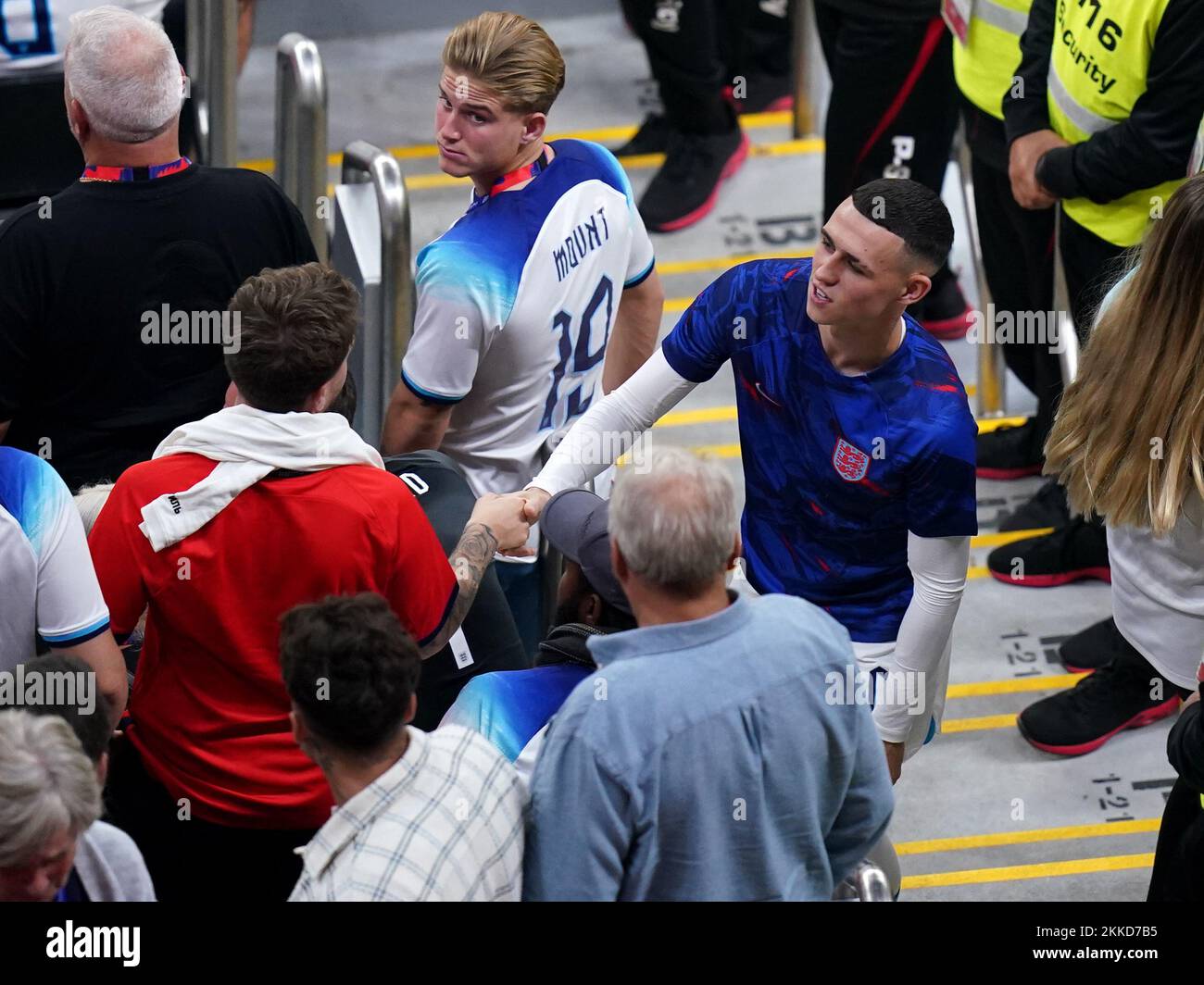 Phil Foden (au centre) accueille ses amis et sa famille dans les ...