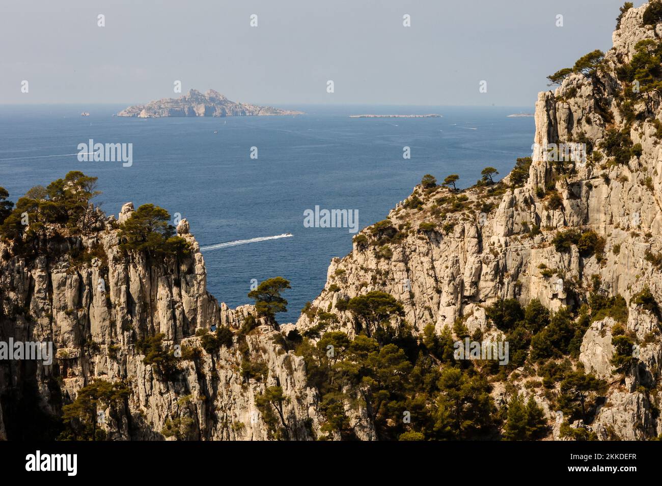 Randonnées,vue,sur,la,Calanque d'en Vau,avec,plage,de,sable,bateaux,et ...