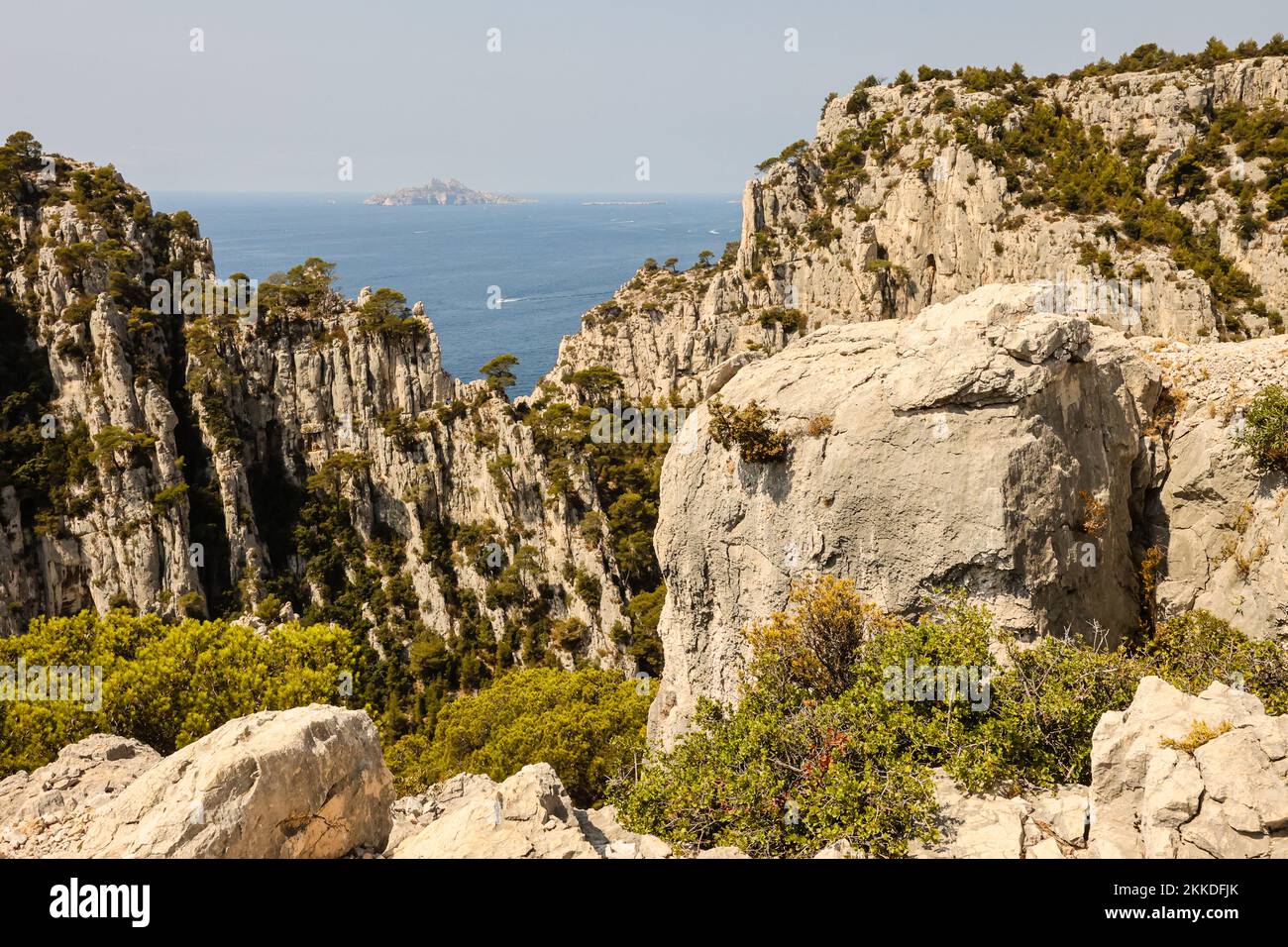 Randonnées,vue,sur,la,Calanque d'en Vau,avec,plage,de,sable,bateaux,et ...