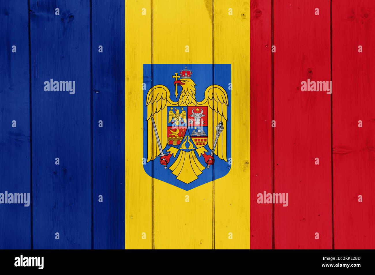 Drapeau et blason de Roumanie sur fond texturé. Collage de concept ...