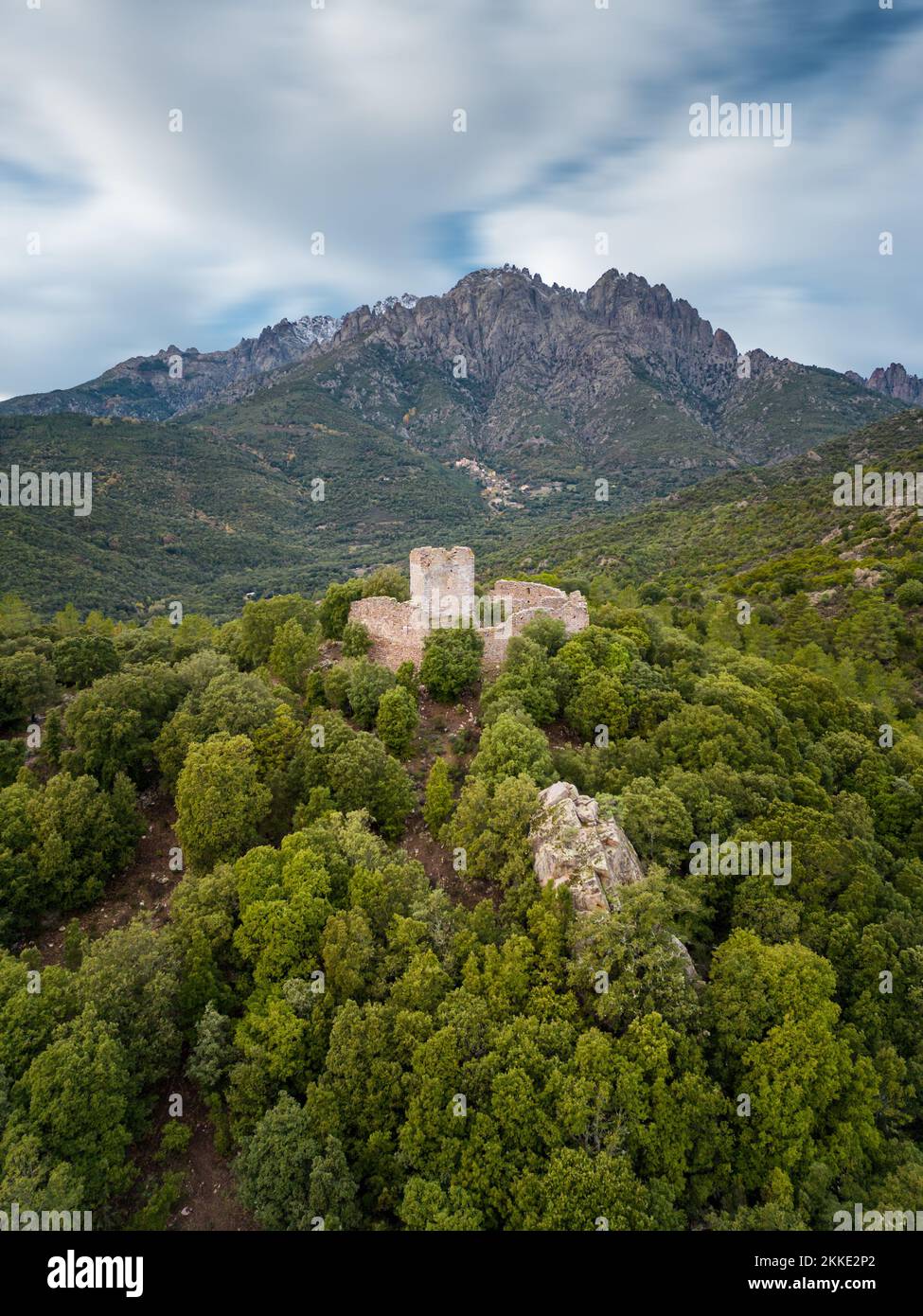 Vue aérienne des ruines de Castellu di Seravalle en Corse, forteresse militaire construite au ...