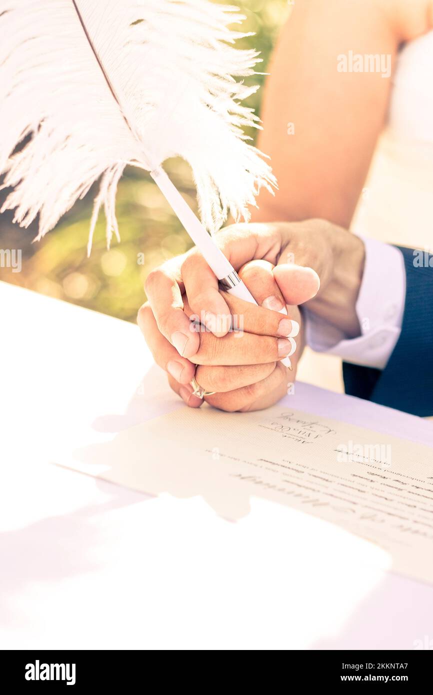 Livret de mariage mains Banque de photographies et d’images à haute ...