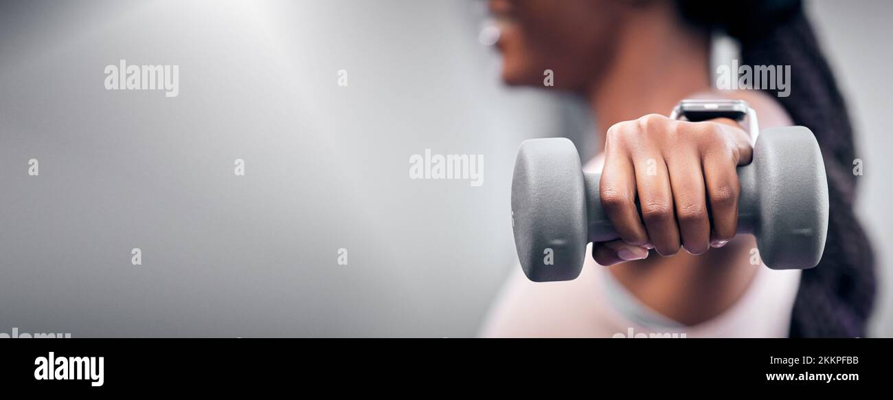 Main avec haltères, fitness et femme noire forte avec zoom d'exercice ...