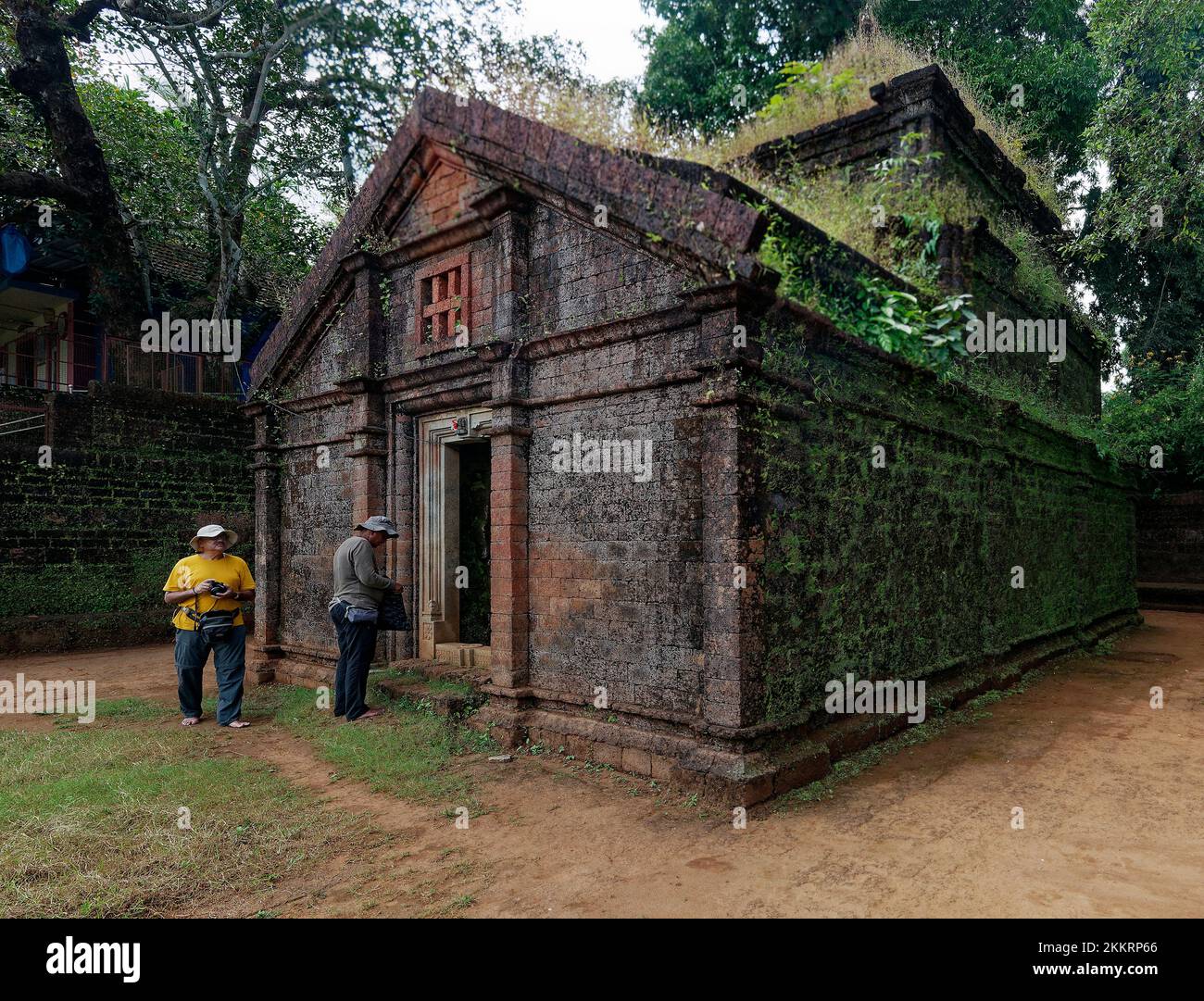 Visite touristique Temple Shri Saptakoteshwar construit en pierre ...