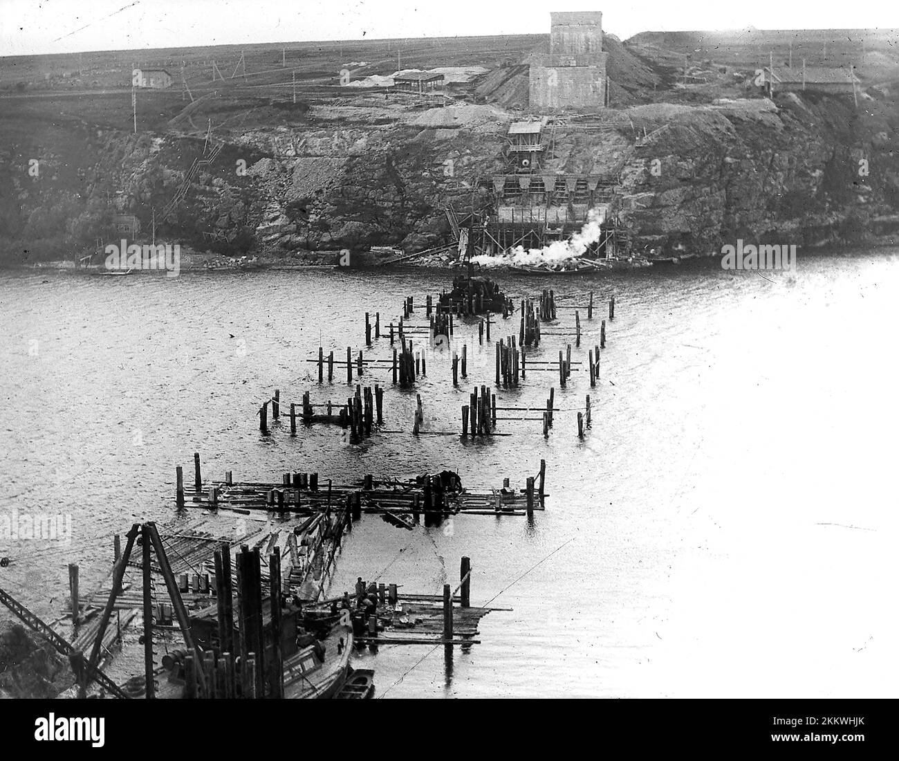 Construction du pont du Vieux Dnieper. Entraînement de pieux d ... Construction du pont du Vieux Dnieper. Entraînement de pieux d ...