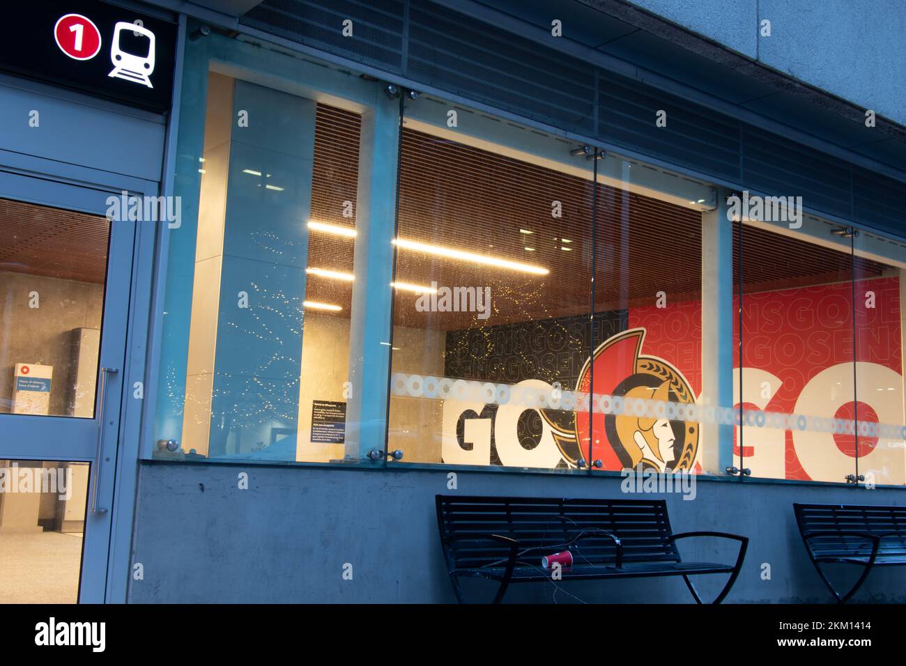 Le logo des sénateurs d'Ottawa est visible sur une affiche « GO ...