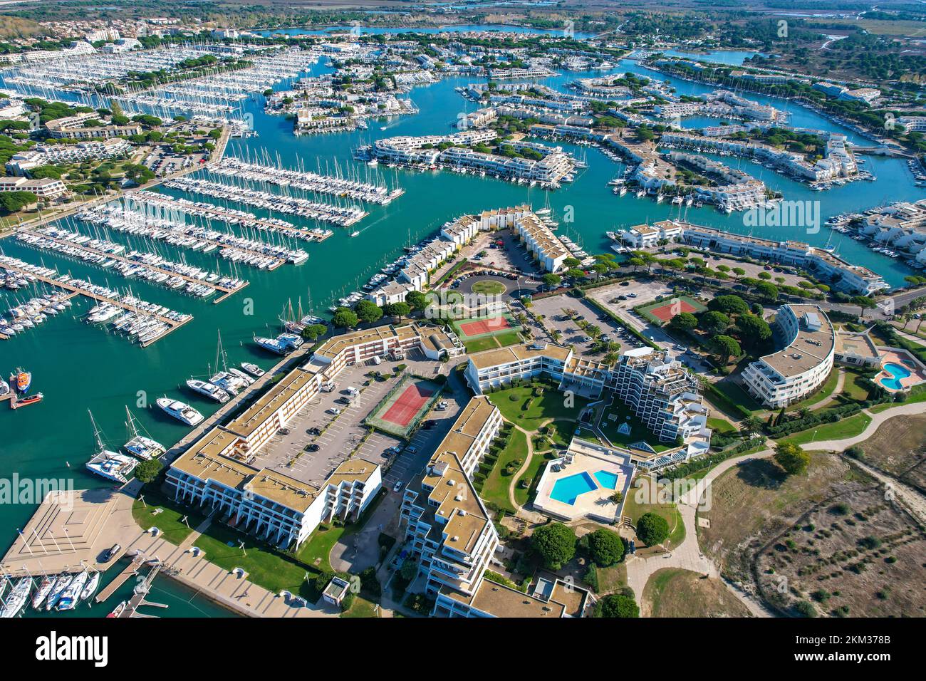 Vue aérienne de l'impressionnante marina de Port Camargue. Une des plus ...