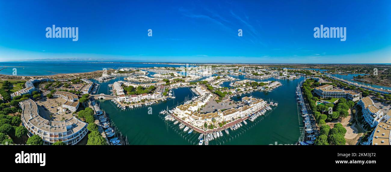 Vue aérienne de l'impressionnante marina de Port Camargue. Une des plus ...