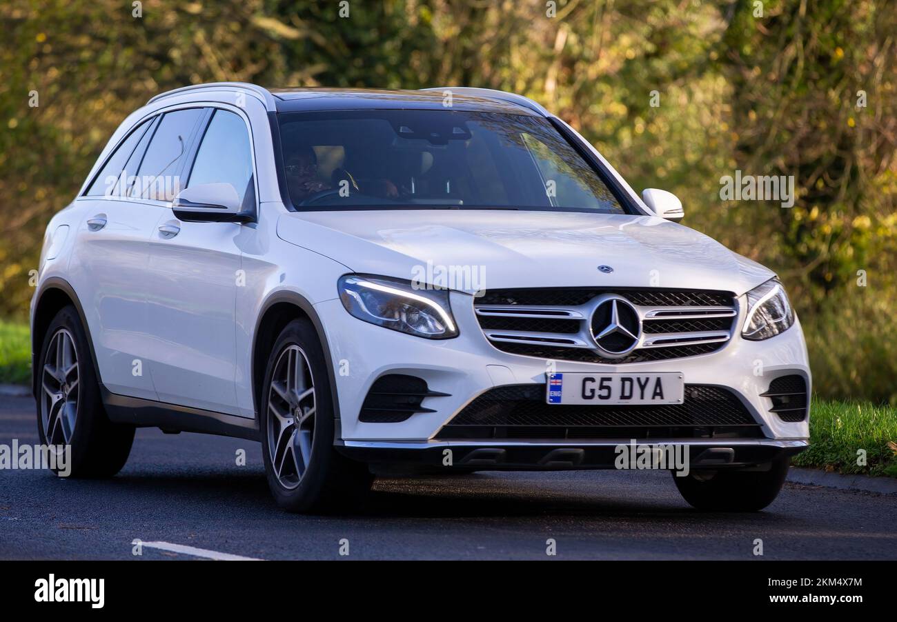 Mercedes blanche Banque de photographies et d’images à haute résolution ...